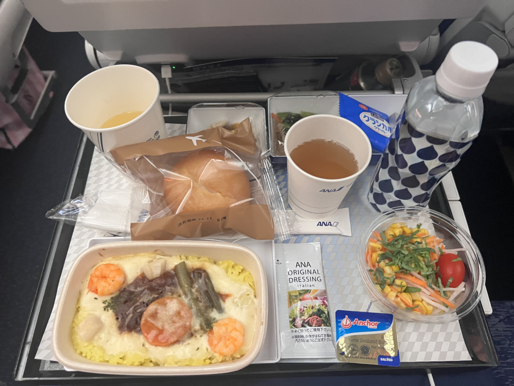 ANA 国際線B787-10（B781）搭乗レビュー【ホーチミン行きエコノミークラスの魅力！】機内サービスや座席は？ | おつかれ頭の整理箱